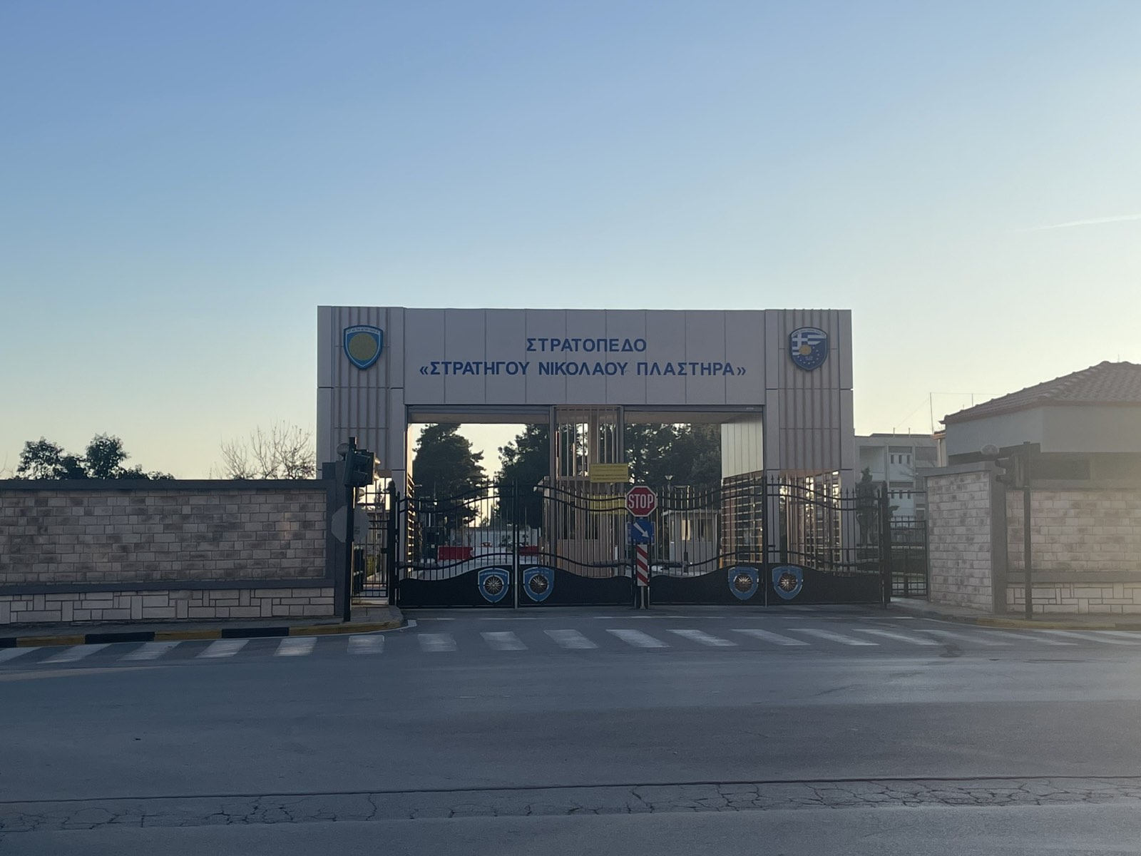 Τίτλοι τέλους για την 1η Στρατιά στη Λάρισα: Κατέβηκε η επιγραφή – Τι ...